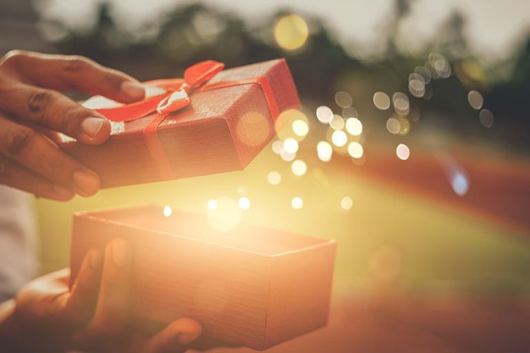 17 meaningful ways to help others and give back to your community ...