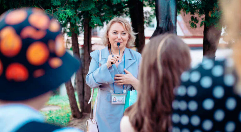 How to Become a Tour Guide - Rest Less