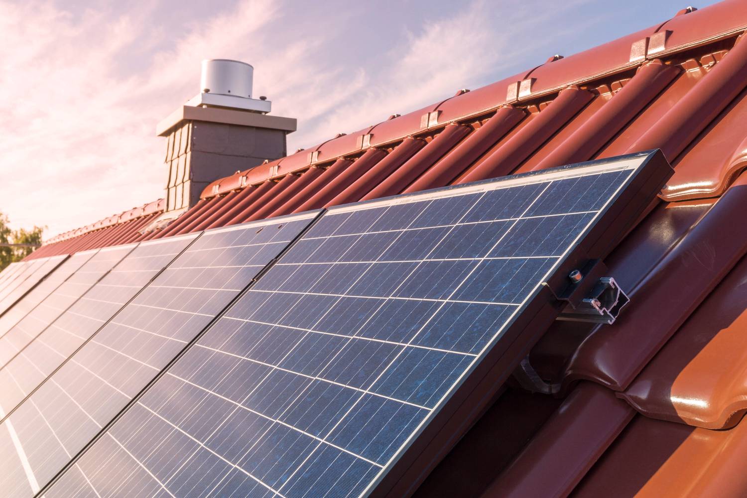 9 benefits of adding solar panels to your home - Rest Less